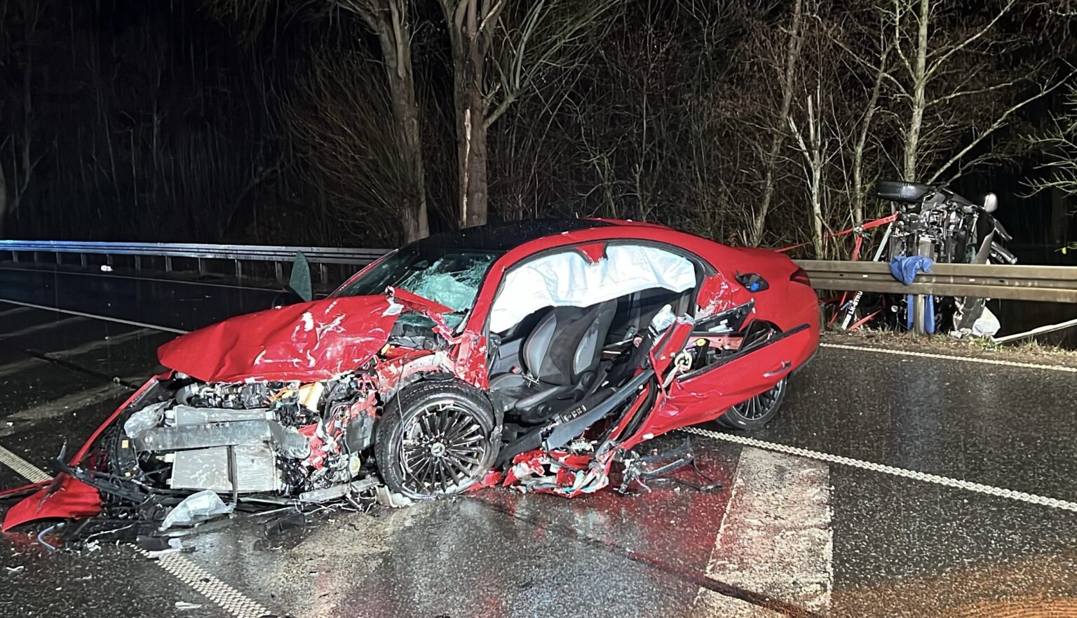 Zwei eingeklemmte Fahrzeugführende bei schwerem Unfall auf der ...